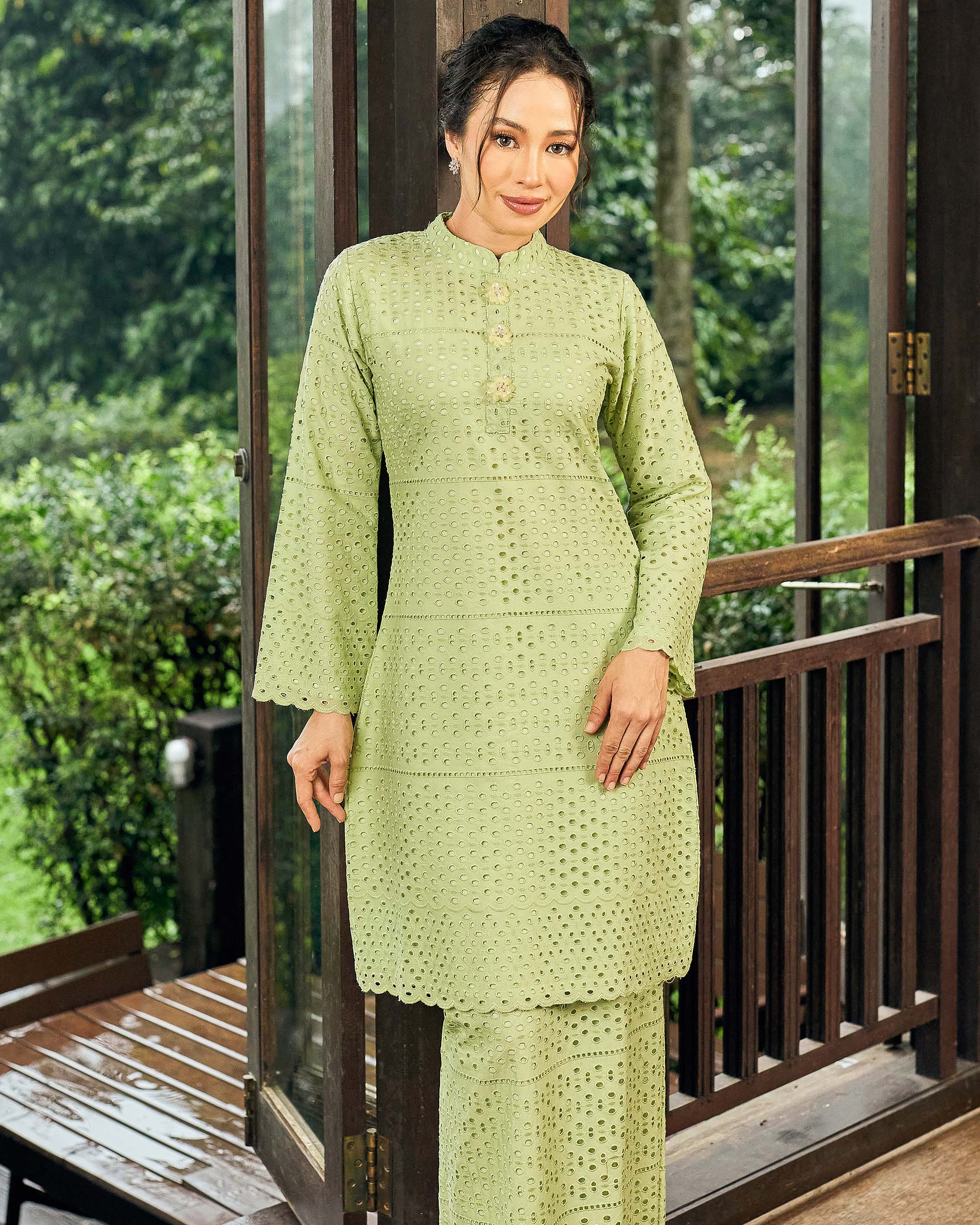Deenara | Your Favourite Ready-to-Wear Kurung | #deenaralebaran2024 Embroidery Series Chenta ...